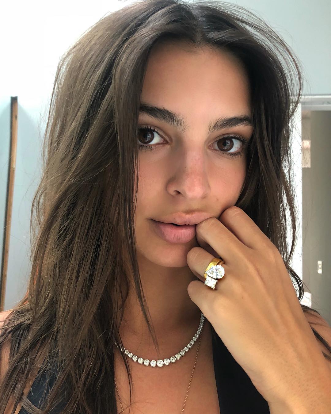 Emily Ratajkowski Has a New Pair of Natural Diamond Reset Rings