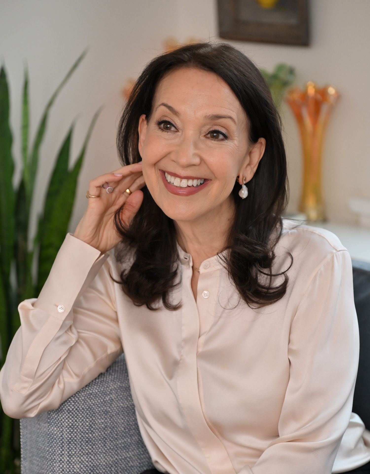 12 Captivating Floating Diamond Rings for Modern Couples