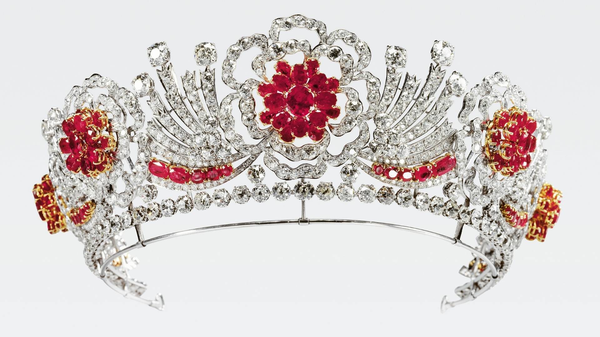Queen Elizabeth II: Her Life In Style's Offers Look at Stunning Royal ...